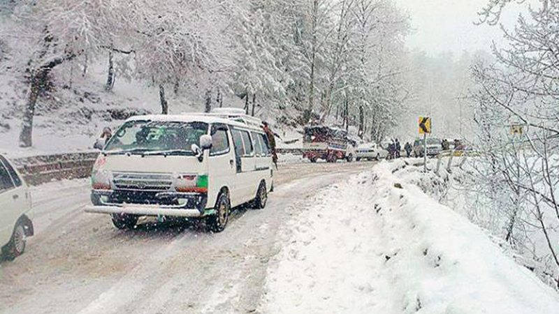 Season’s first snowfall in Murree attracts tourists in droves - Daily Times