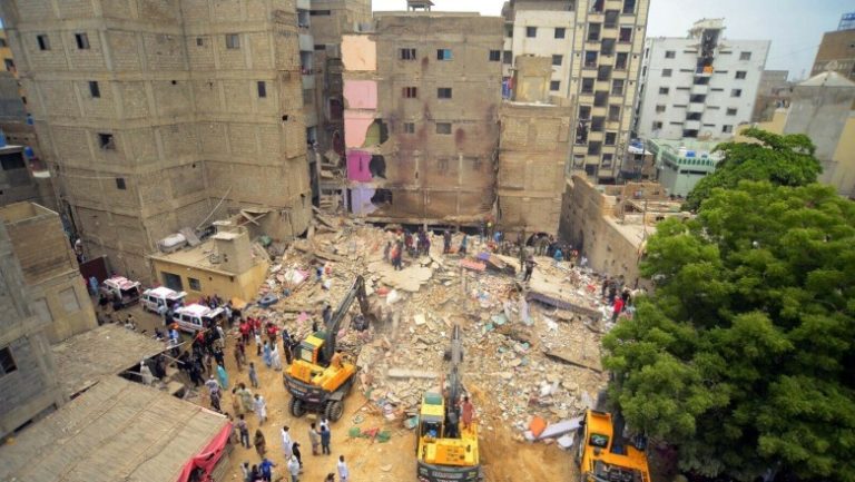 Sindh govt vacates unsafe Lyari buildings after collapse kills 27, six ...