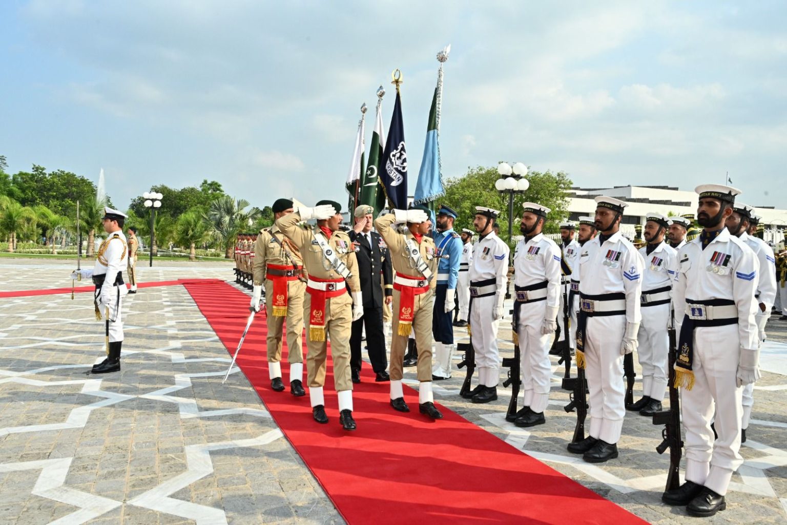 Pakistan honours US CENTCOM Chief with Nishan-e-Imtiaz - Daily Times