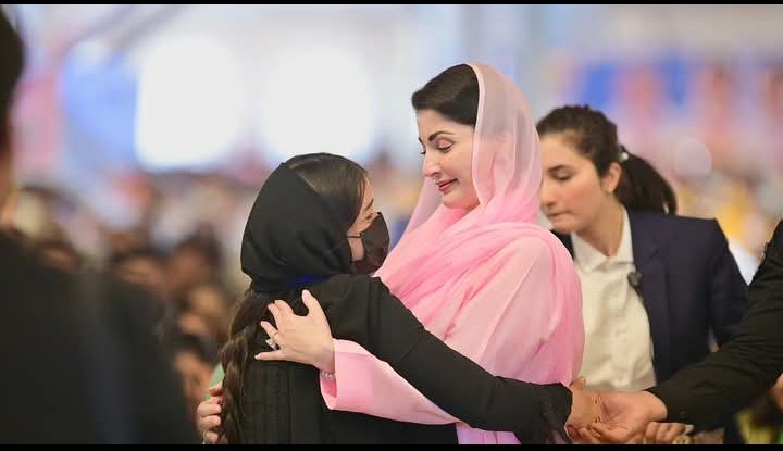 Maryam Nawaz warmly interacting with a female student goes viral ...
